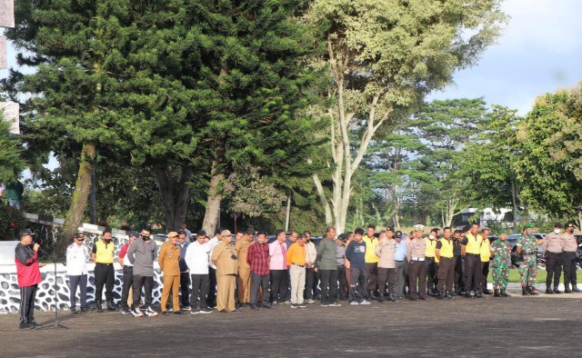 Pemkab Toba, TNI dan Polri Apel Gabungan Kesiapan Gotong Royong Massal Pemkab Toba, TNI dan Polri Apel Gabungan Kesiapan Gotong Royong Massal